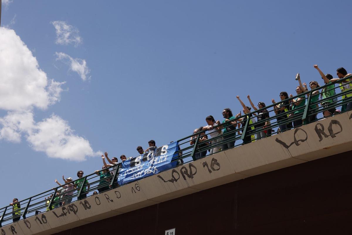 Una pancarta en defensa de la huelga educativa ya cuelga desde el ...
