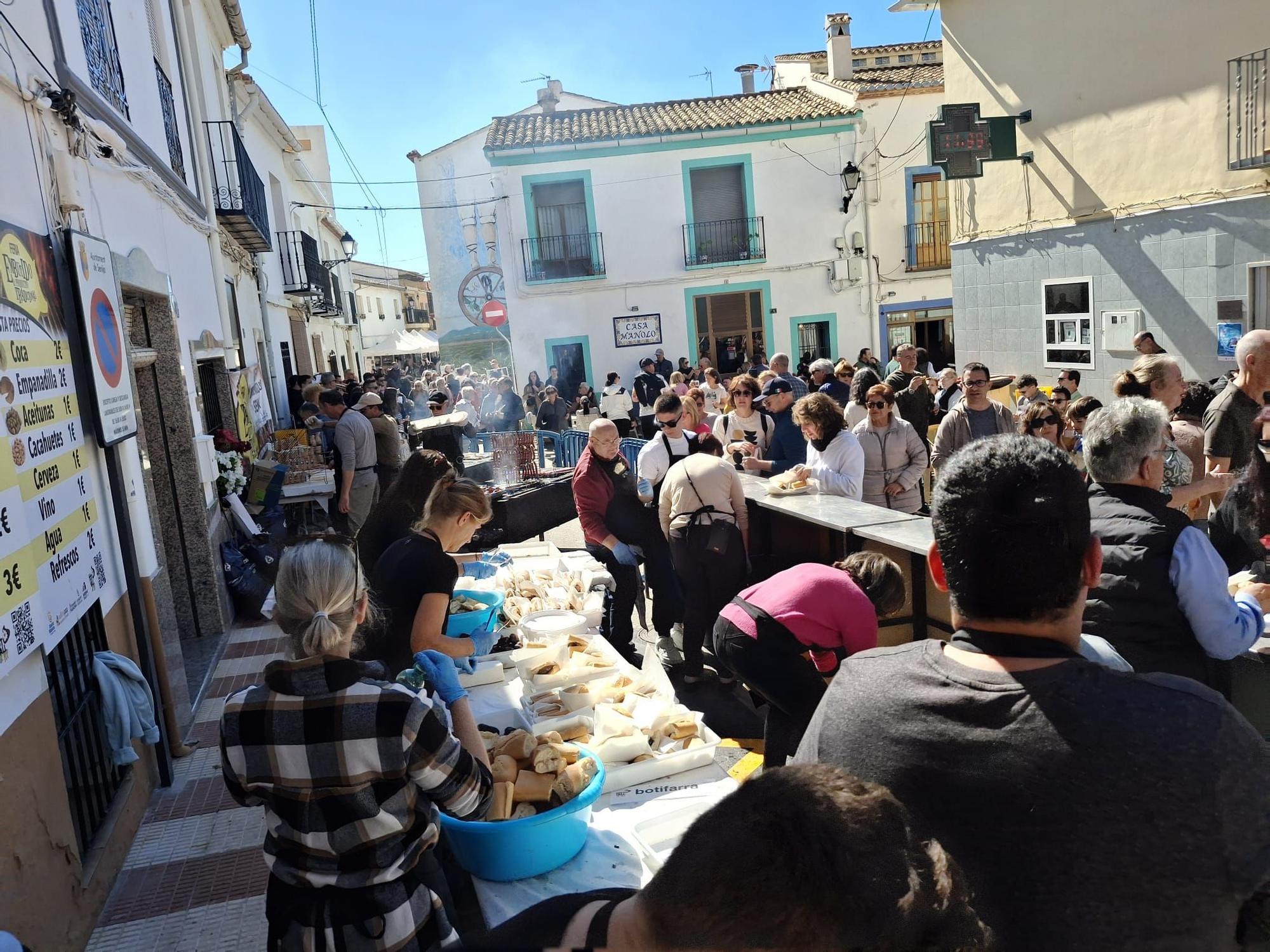 Las imágenes de la deliciosa feria del embutido de la Vall de Pop y Senija