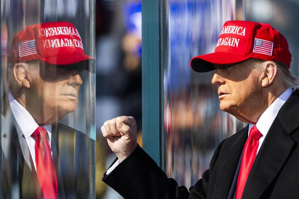 Trump vota en Florida llevando la emblemática gorra del movimiento MAGA ...