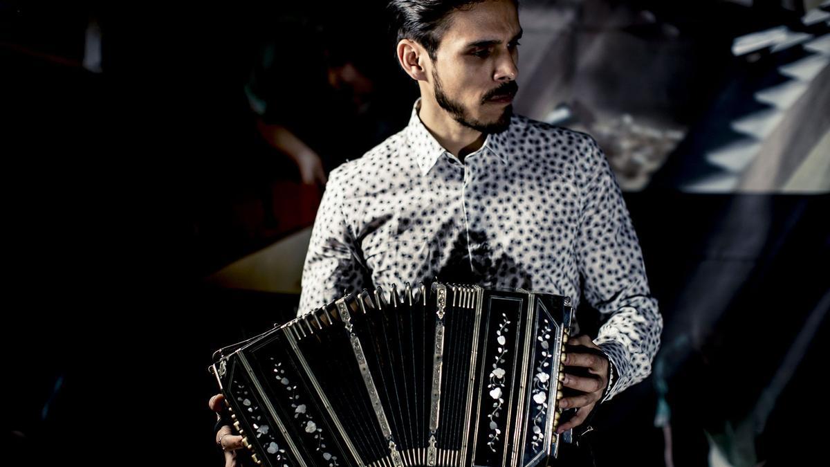 CLAUDIO CONSTANTINI | El instrumento que Bach nunca imaginó suena en ...