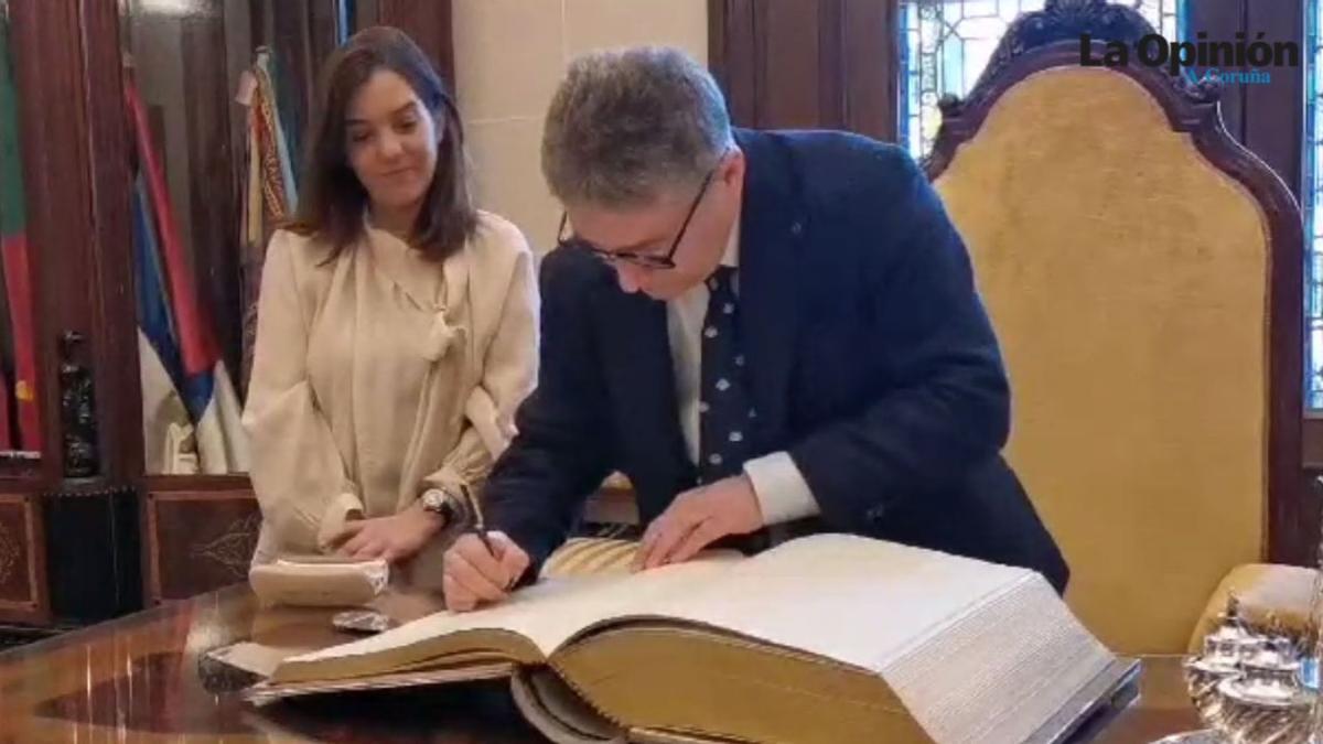 Inés Rey recibe en María Pita al nuevo rector de la Universidad ...