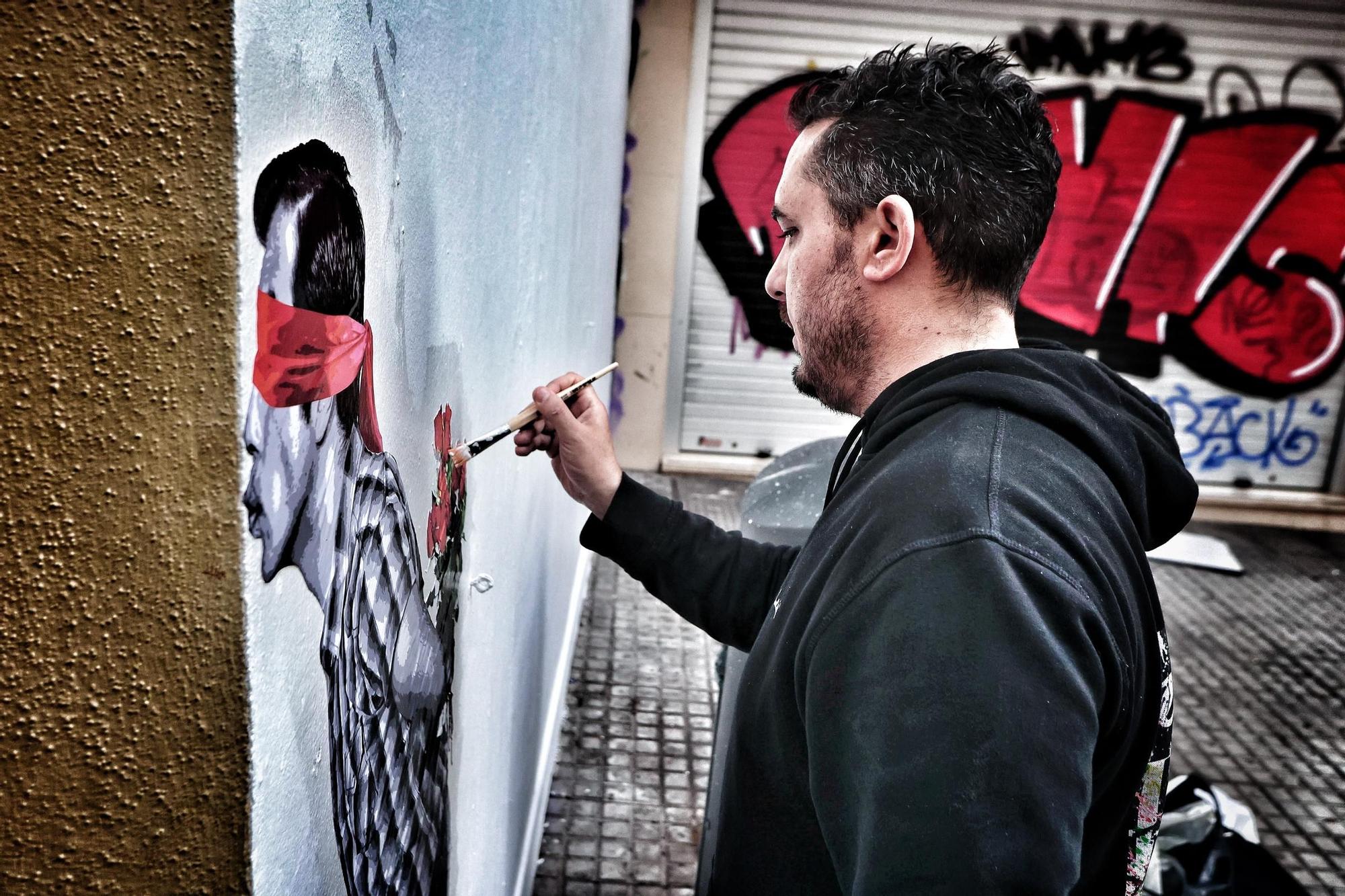 FOTOS: Alberto León pinta 'su beso' en la calle del Castillo