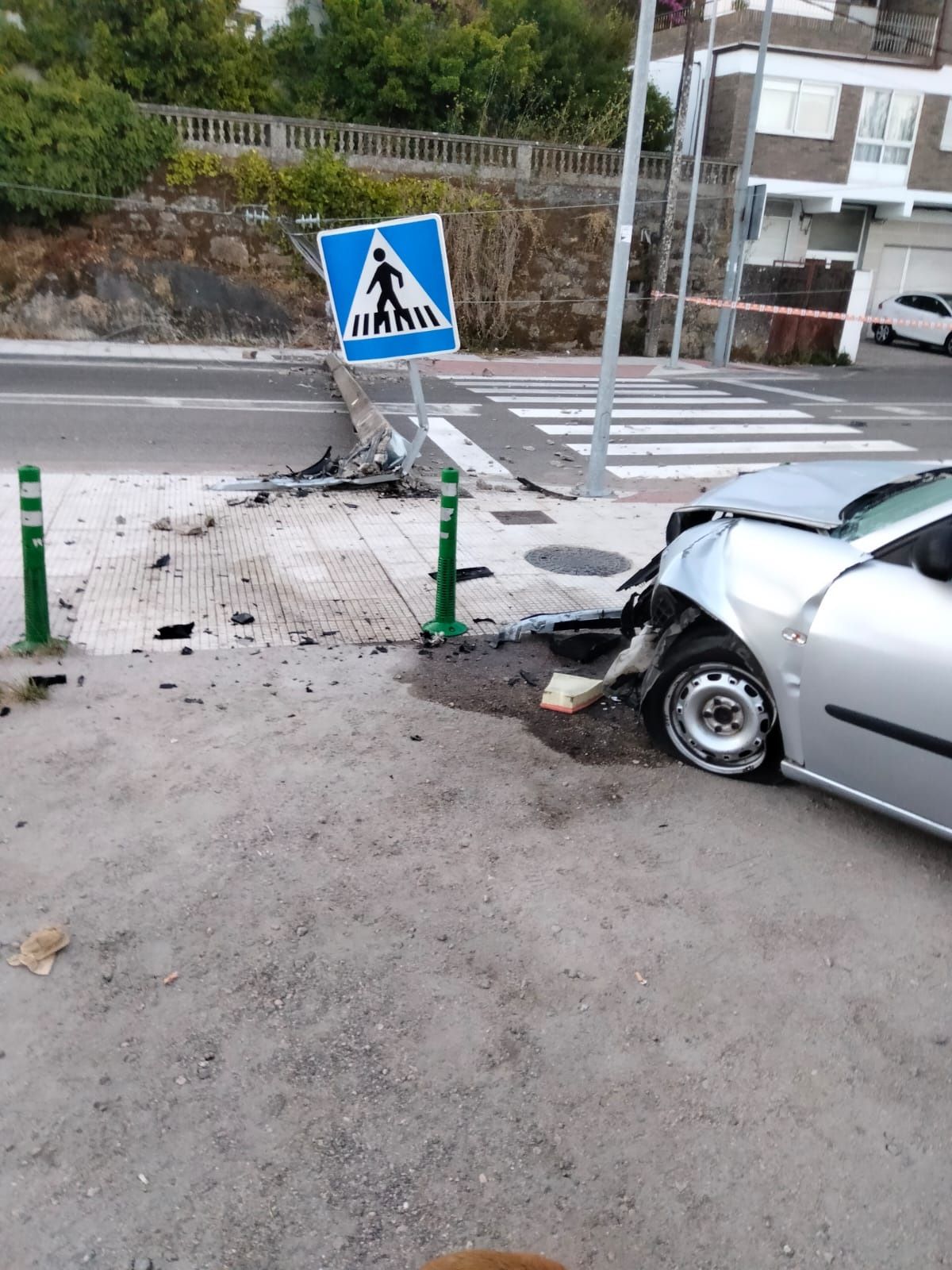 Corte total de la PO-315 al derribar un coche una torreta de tensión ...