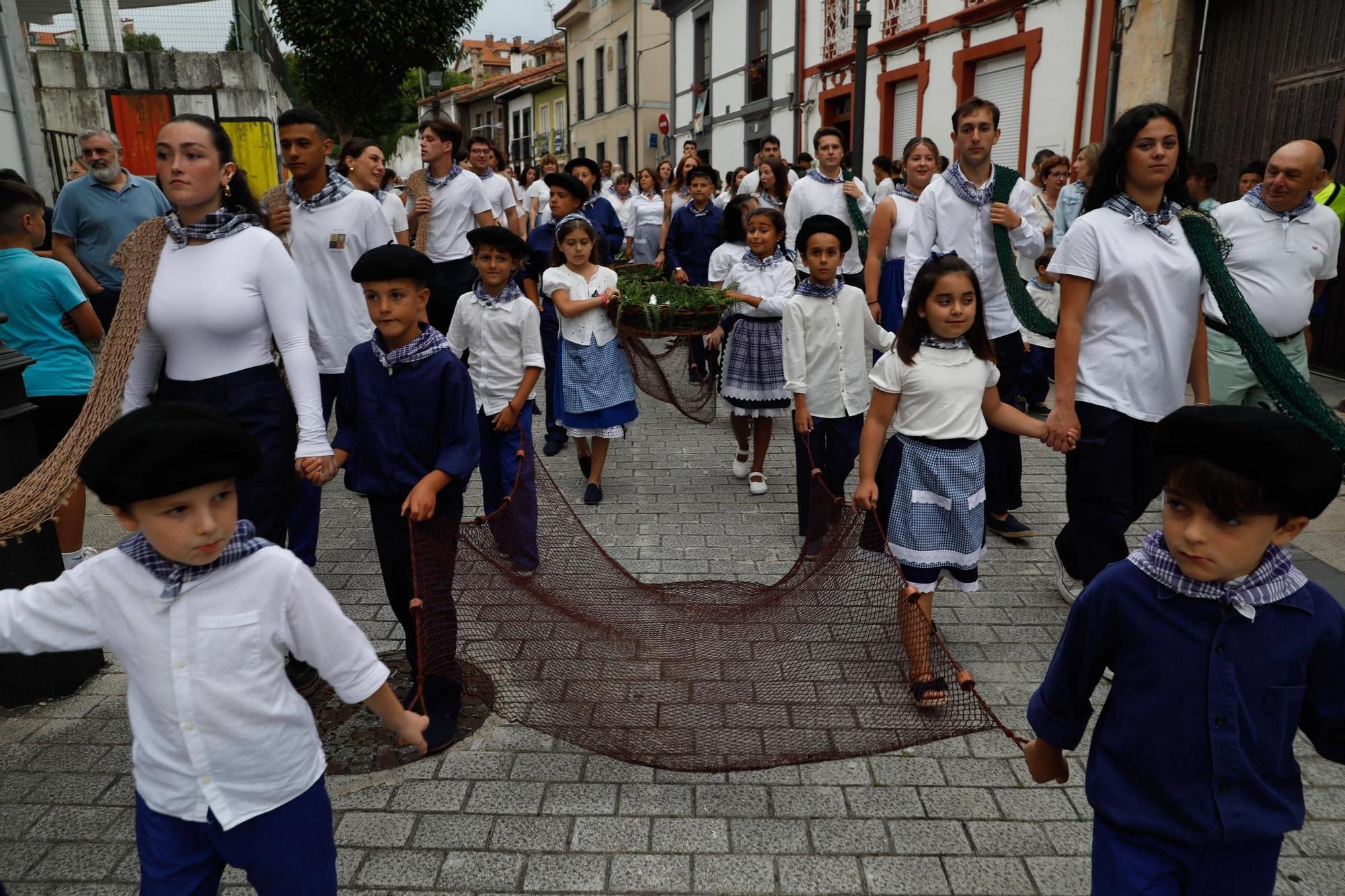 EN IMÁGENES: la procesión de la "llamada de la mar" del Carmen de Luanco