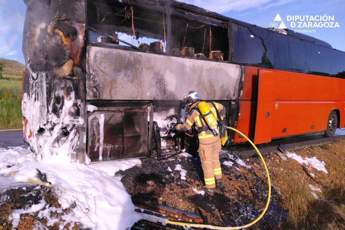 Arde un autobús en el que iban trabajadores de la cárcel de Daroca