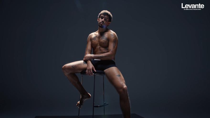 Bad Bunny enciende las redes sociales posando en bóxers