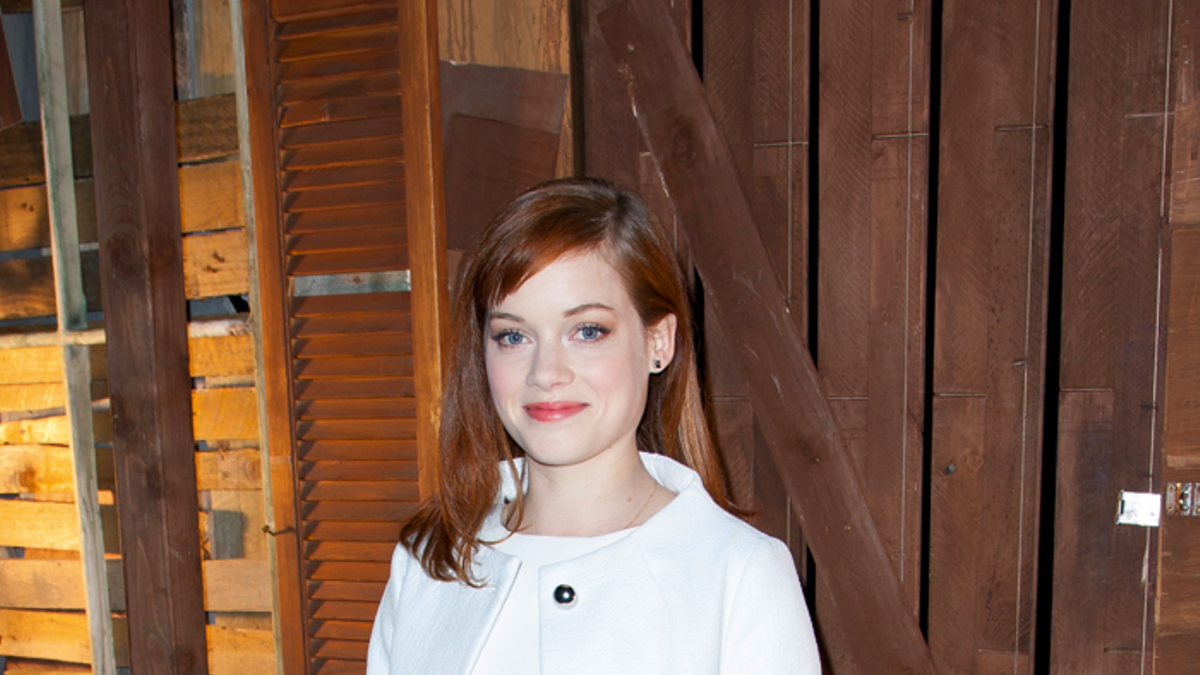 Jane Levy, girl next to door - Woman