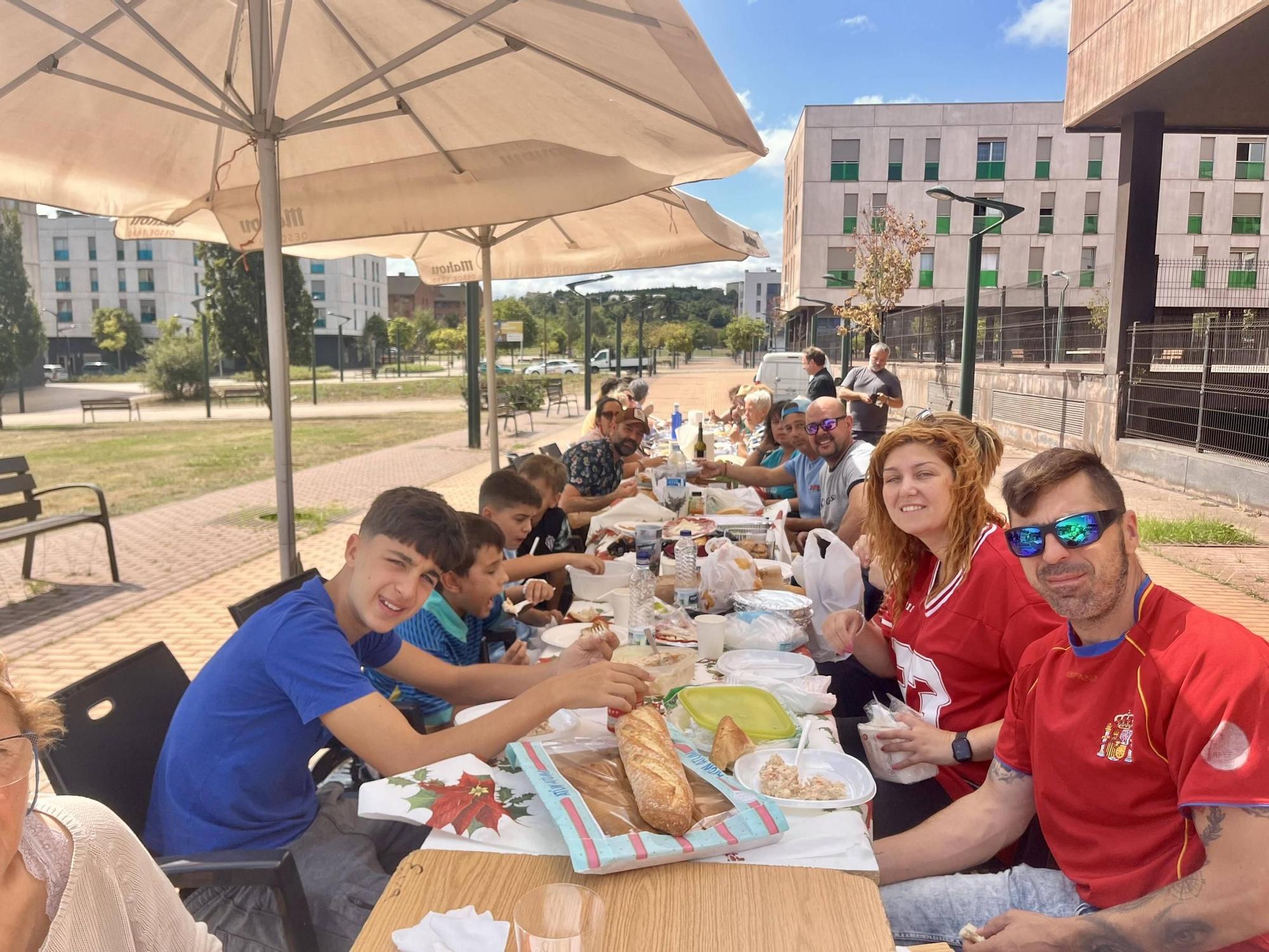 El Lauredal se sienta a la mesa con invitados para celebrar su tercera ...