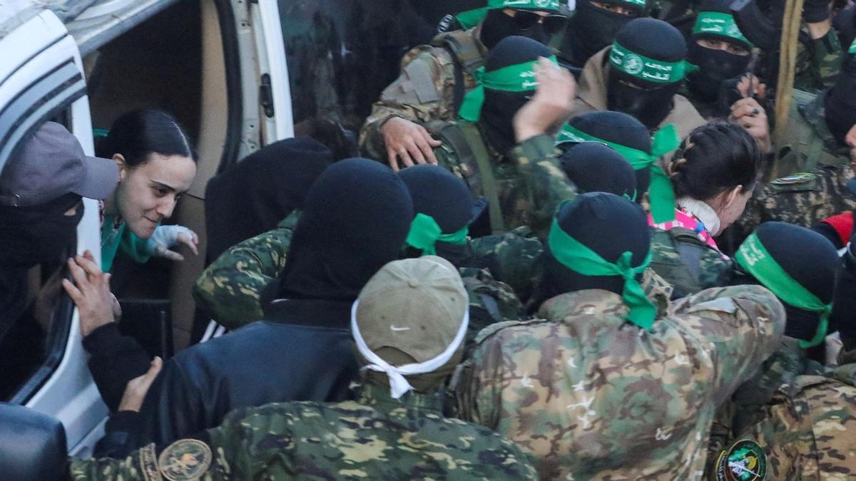 Primeras imágenes de las tres primeras rehenes liberadas por Hamás.