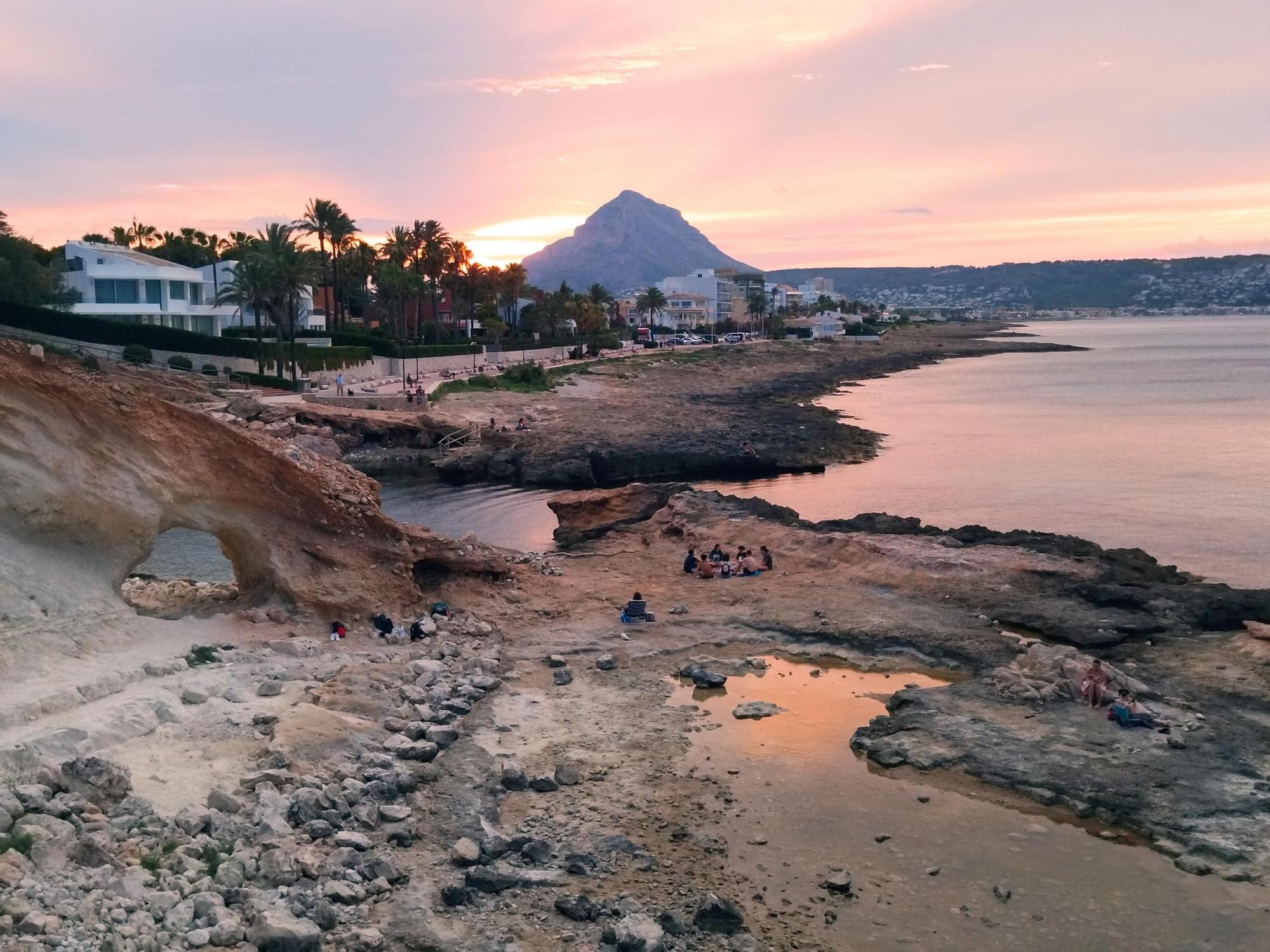 Espectacular puesta de sol en la Cala Blanca de Xàbia