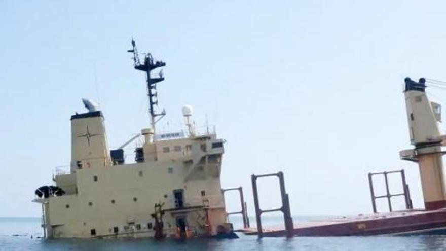 El vaixell enfonsat al mar Roig és "una catàstrofe ambiental"