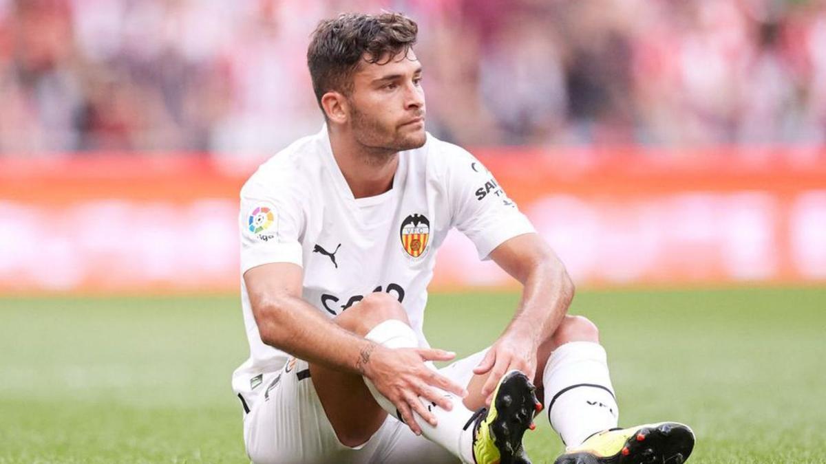 Hugo Duro abandona San Mamés apoyado en muletas