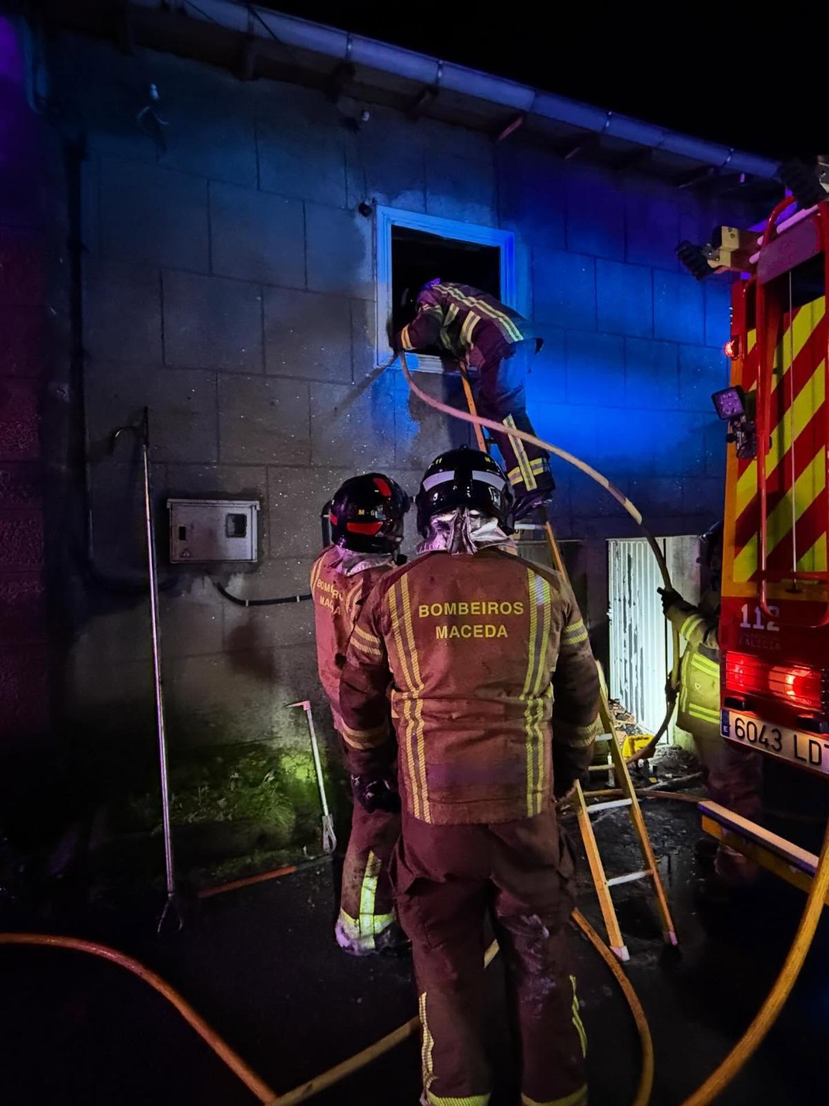Una vivienda arde por completo y otras dos sufren daños tras un ...
