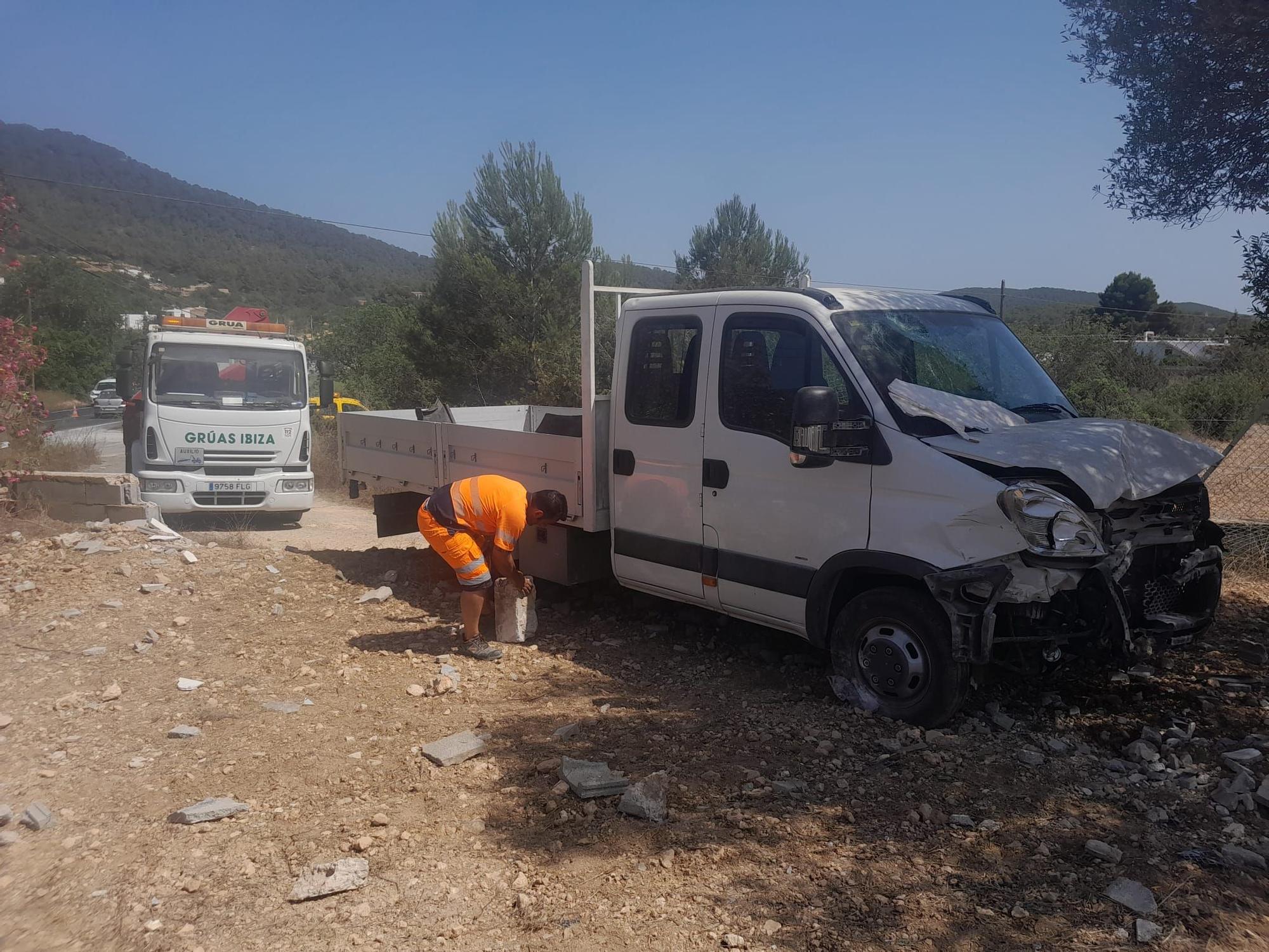 Herido un conductor tras salirse de la carretera de Sant Josep y ...