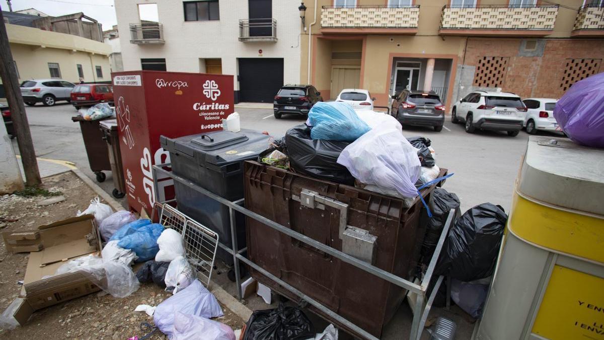 La huelga en la recogida de la basura en 22 pueblos de la Ribera al ...