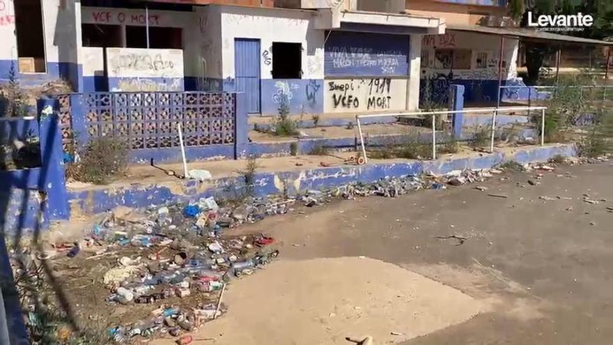 Los dos campos de fútbol que siguen embarrados año y medio después de ...