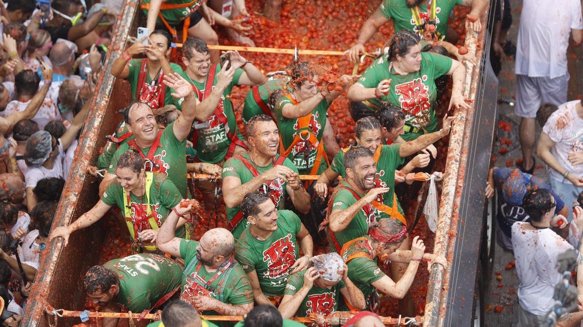 Mazón en la Tomatina: "Es un sano ejercicio para los políticos recibir ...