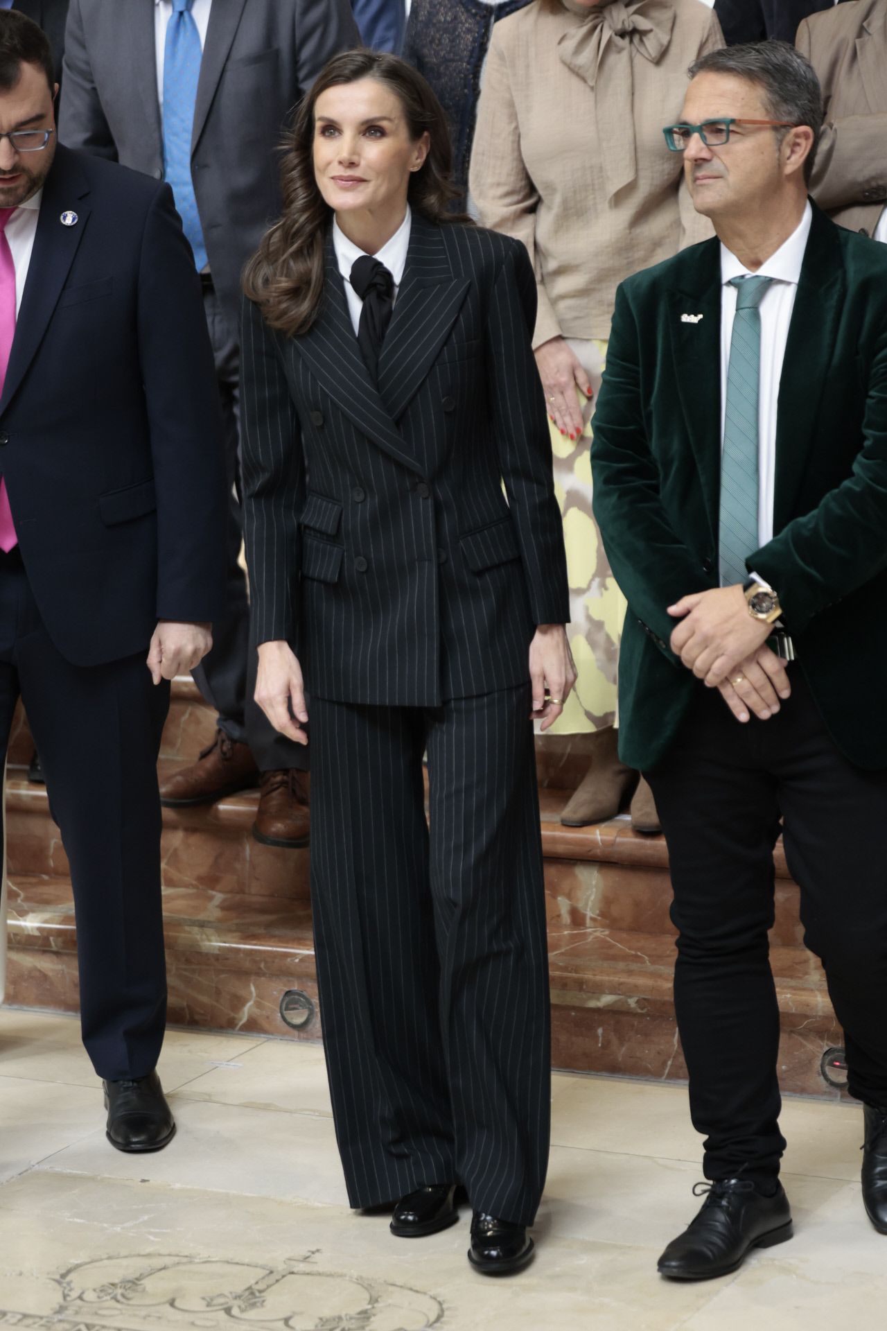 REINA LETIZIA CORBATA | La reina Letizia arriesga y gana con un look ...