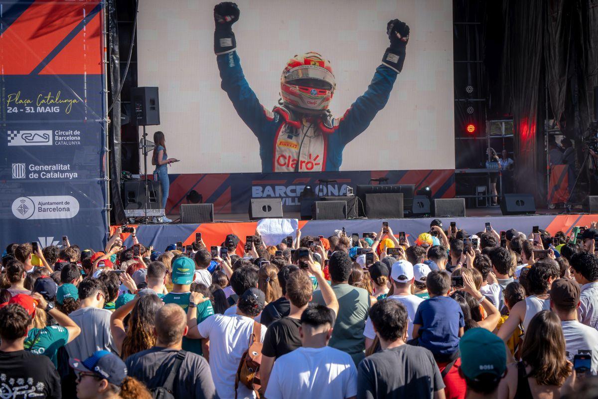 Una multitud se acerca a la Fan Zone de F1 Plaza Catalunya