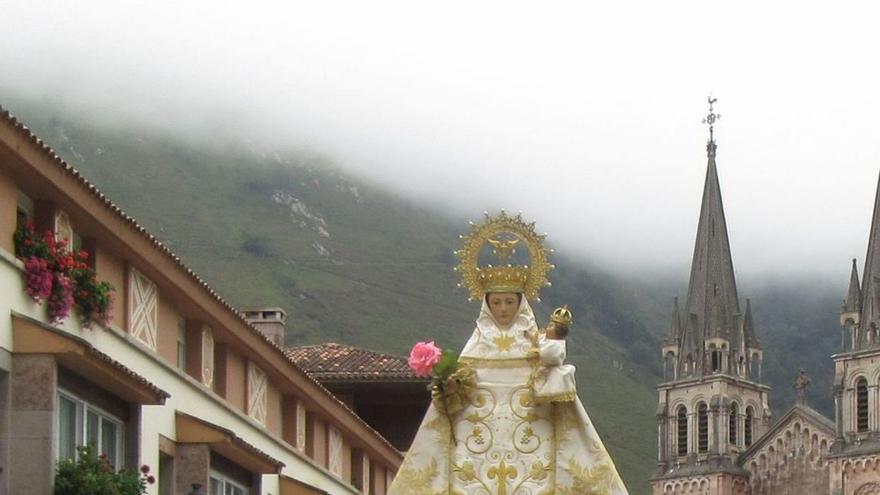 La novena de la Santina recupera la procesión tras dos años en blanco a ...