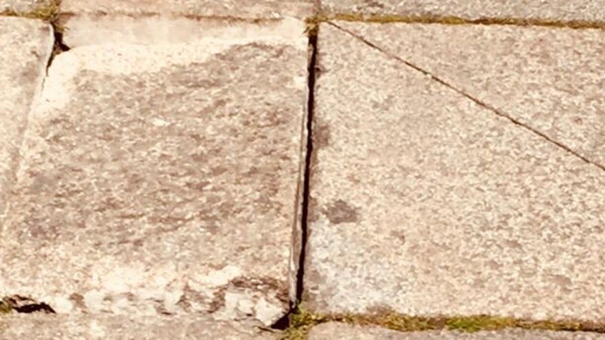 Losa rota ante la Puerta Santa de A Quintana