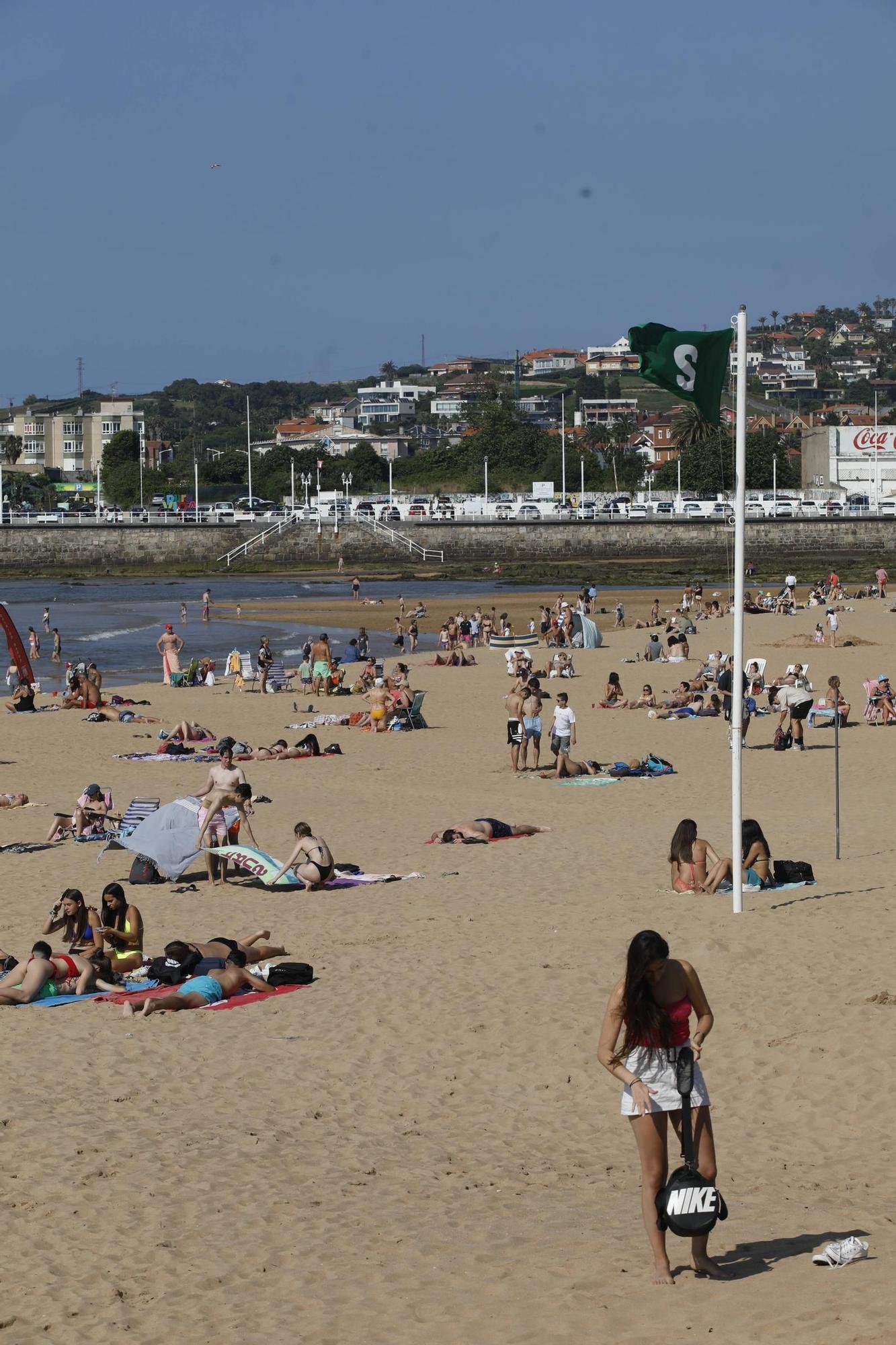 En imágenes: Reabre al baño la playa de San Lorenzo a la altura del Piles