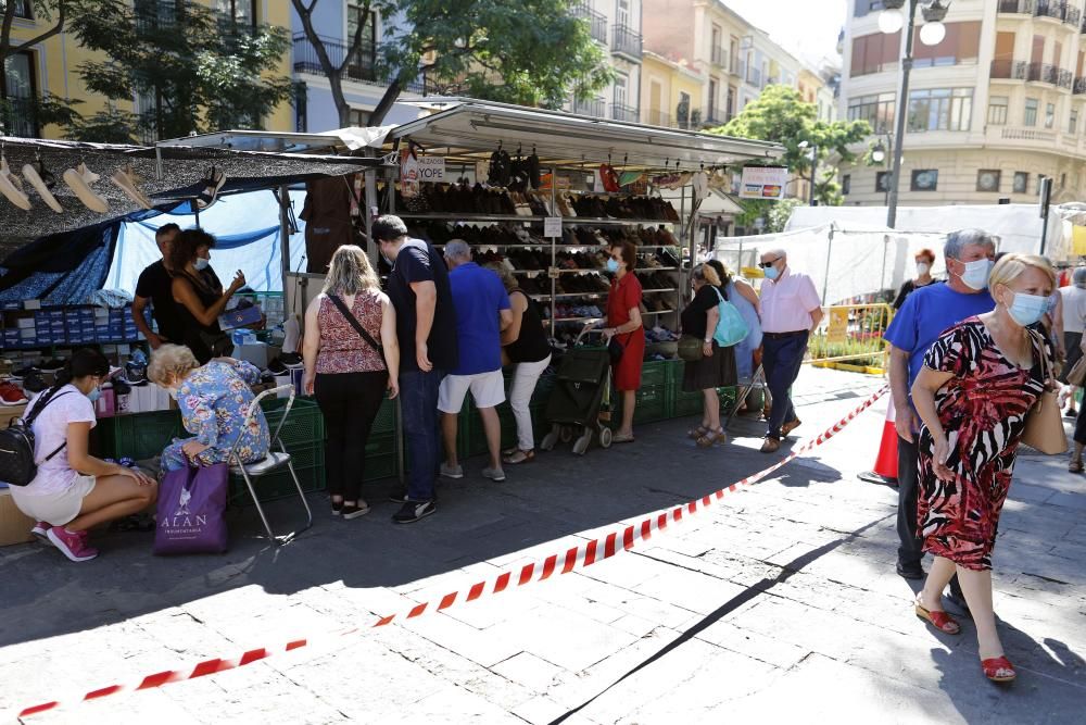 Reabren los mercadillos de la ciudad de València