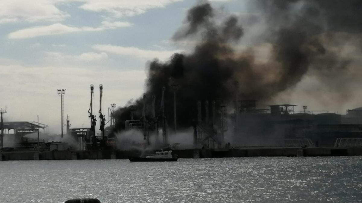 Incendio en la dársena de Escombreras tras arder unas tubería