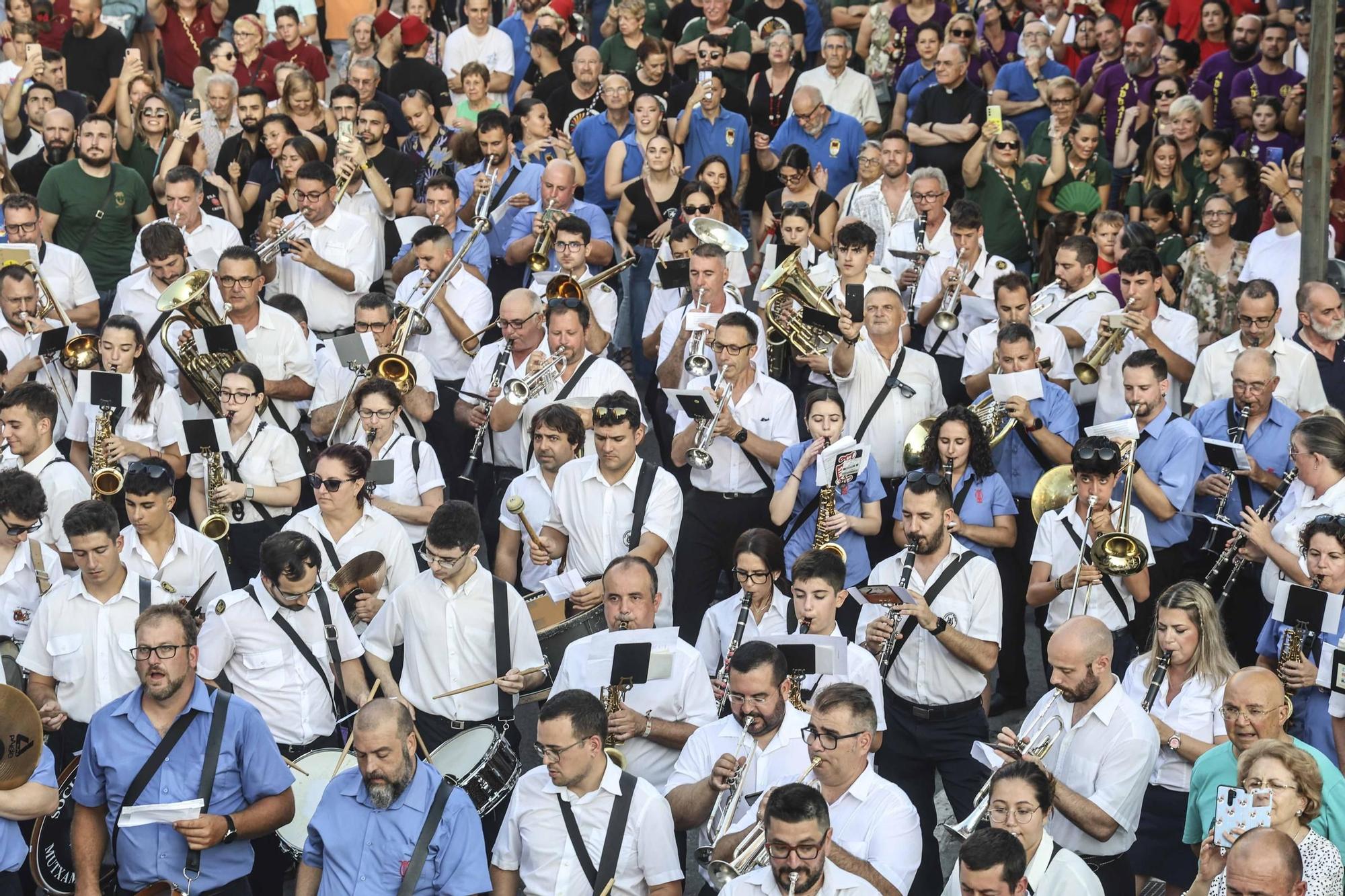 La entrada de bandas da comienzo a los Moros y Cristianos de San Blas