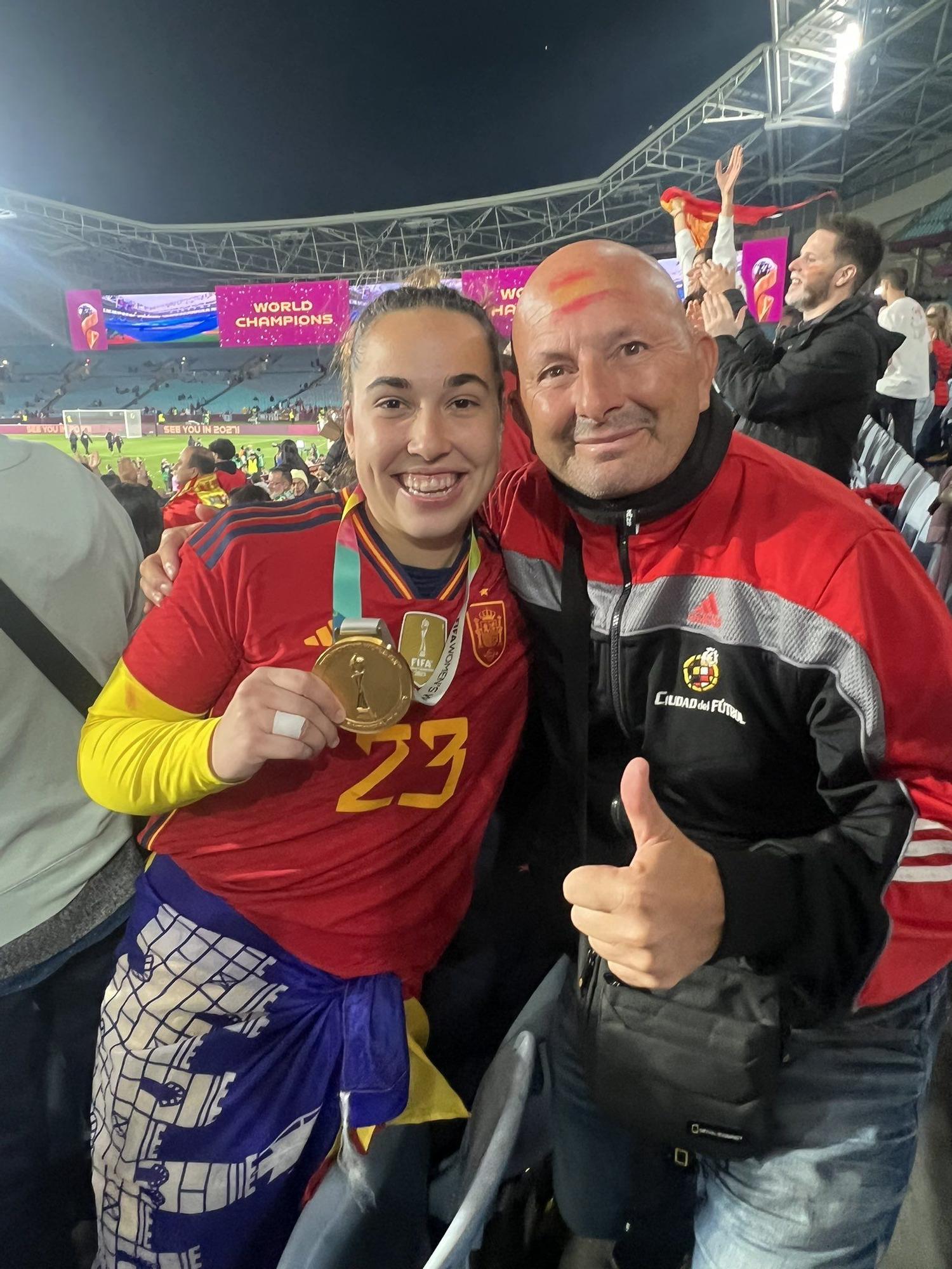 Las fotos de Mariona y Cata con la Copa del Mundo - Diario de Mallorca