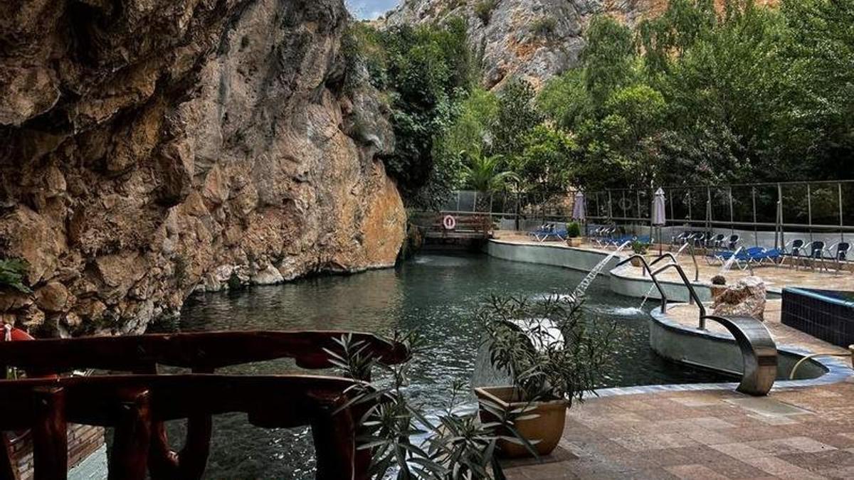 El balneario de Aragón escondido entre paredes de roca: tiene un lago ...