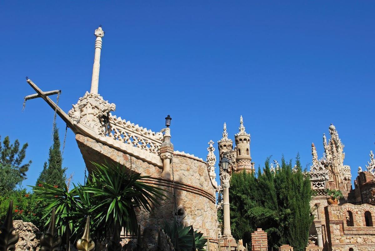 El Castillo de Colomares y la curiosa historia de la iglesia más ...