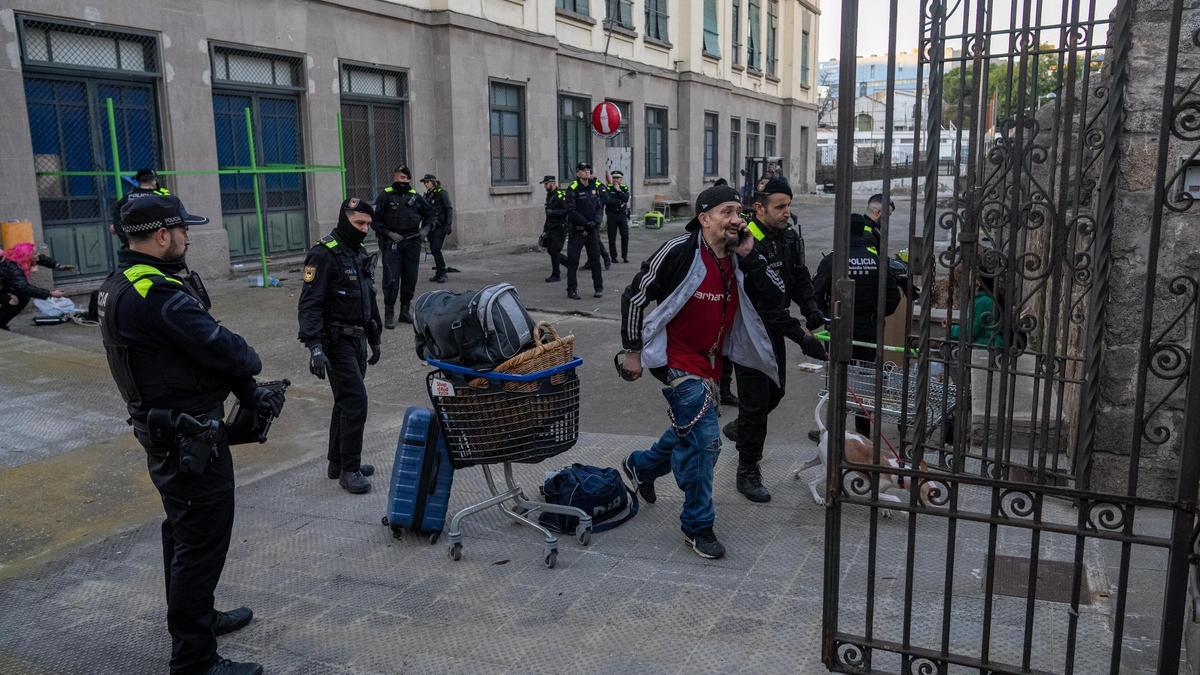 BADALONA | Albiol desaloja el antiguo instituto Lola Anglada, ocupado ...
