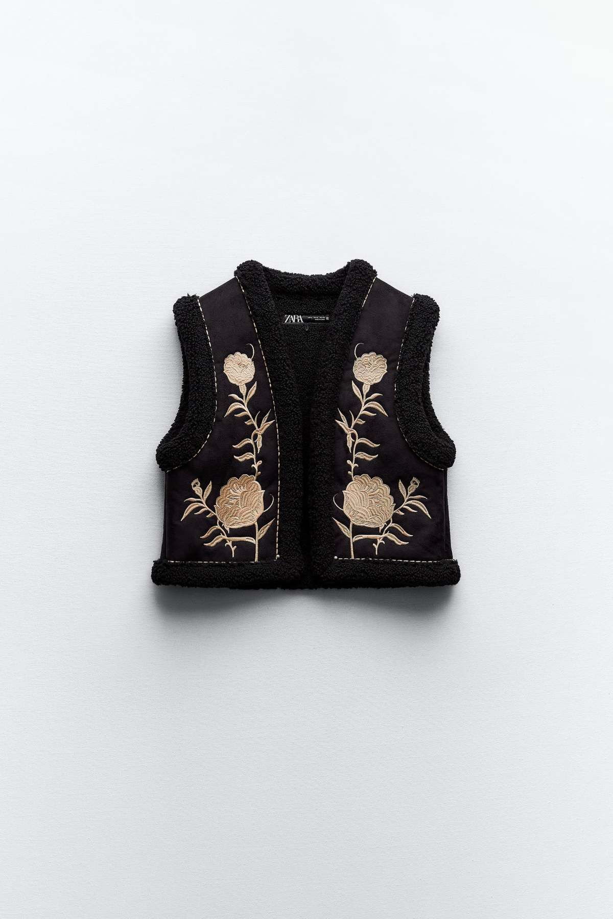 Tenemos el chaleco de Zara que combinarás con toda tu colección de camisas