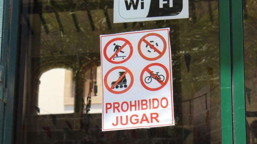 "Prohibido jugar", el curioso cartel del Mercat de Xàbia