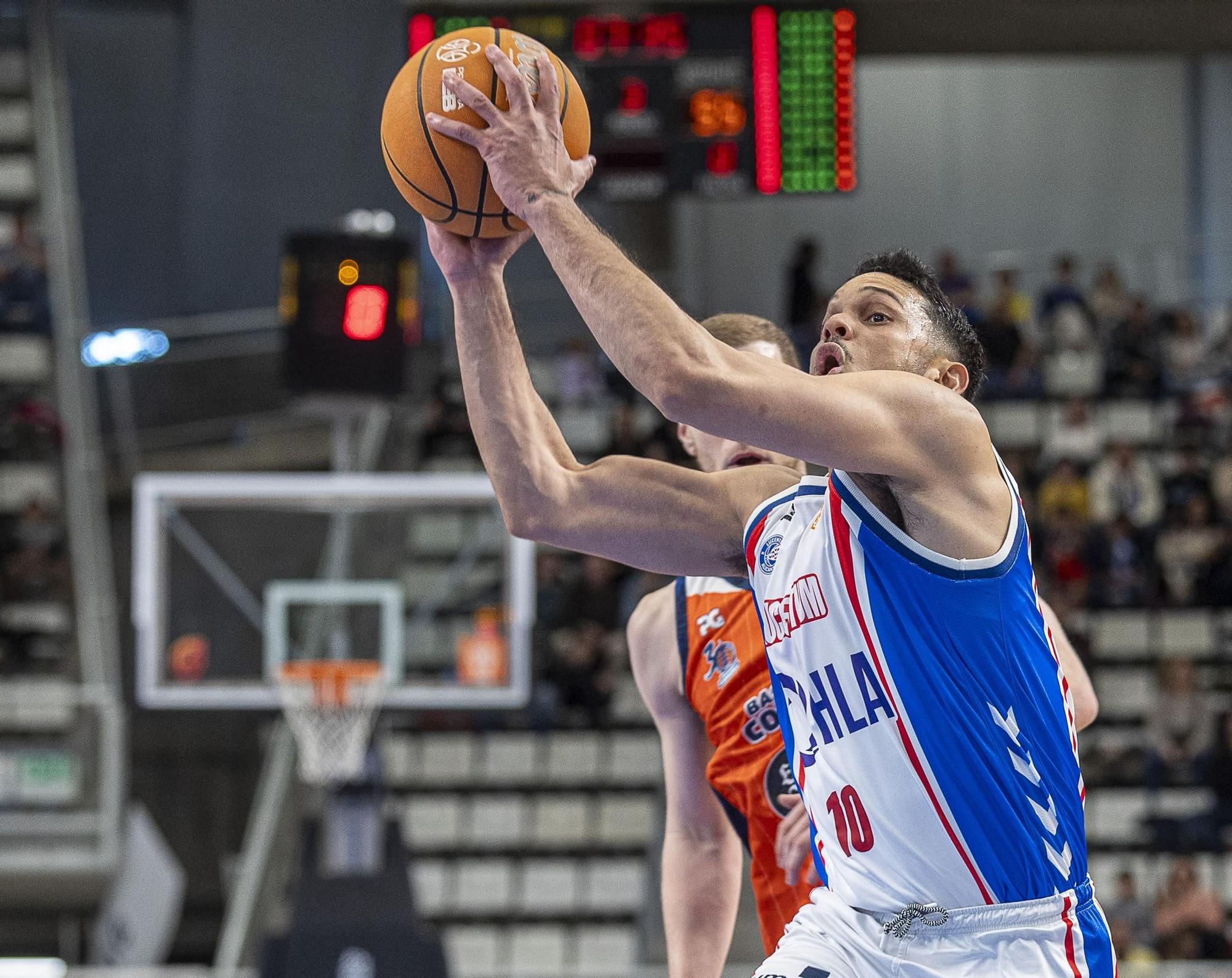 El Lucentum cae, pero vendiendo cara su piel.