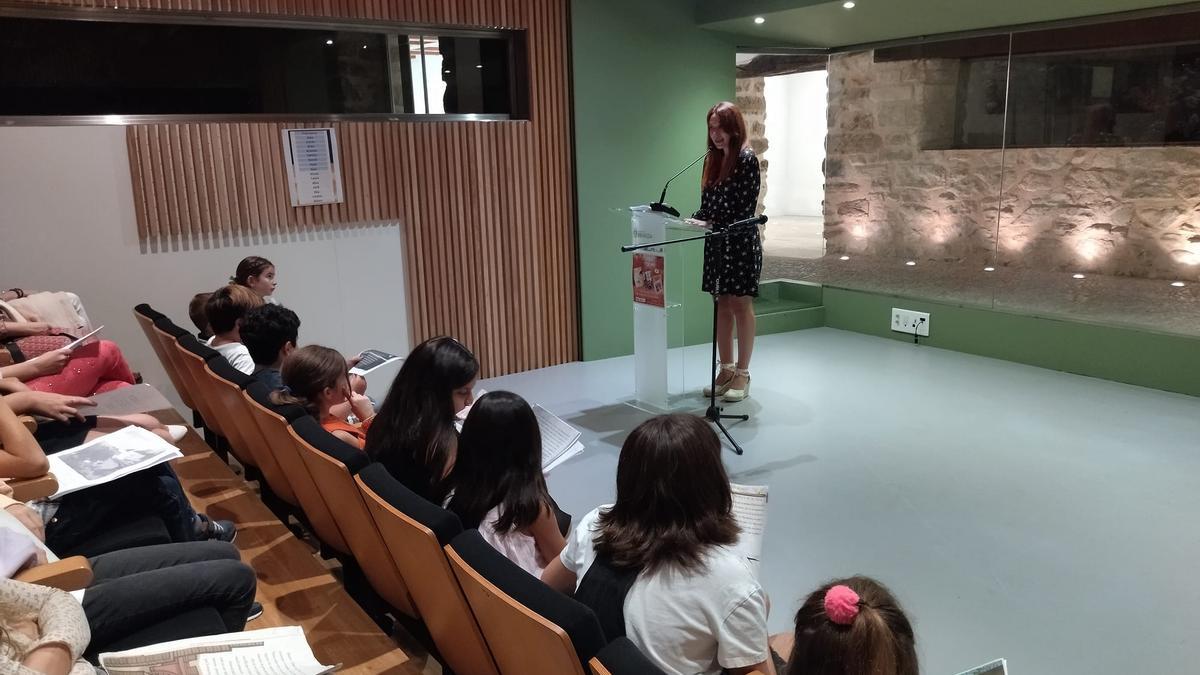 Los niños de Benissa dan vida a los cuentos de la escritora poblera ...