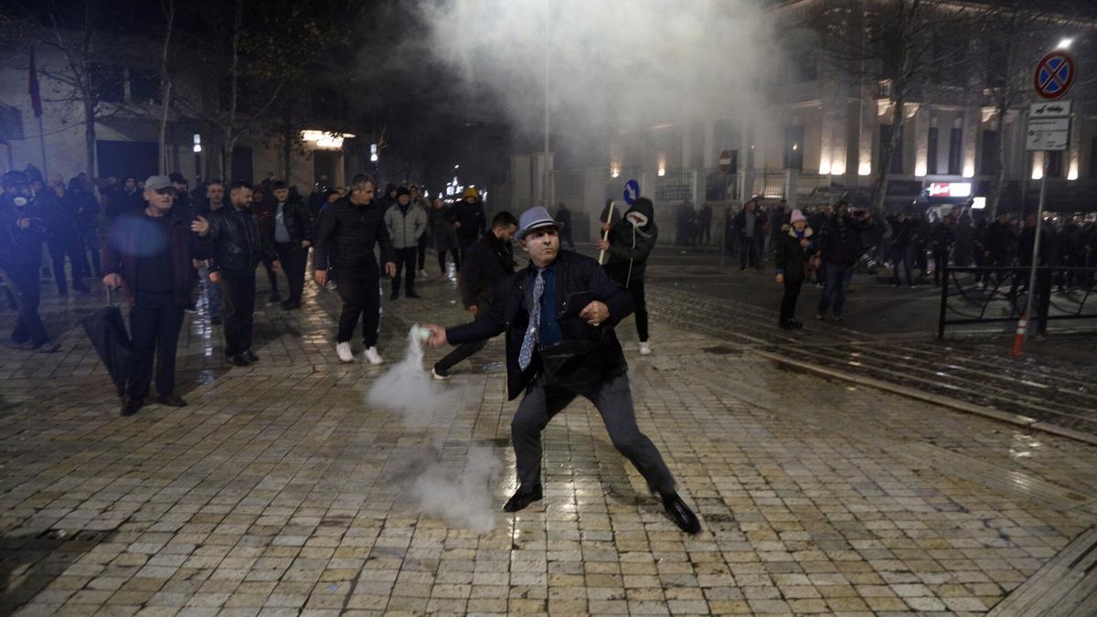 TIRANA | Al menos 25 detenidos y 11 policías heridos en disturbios en ...