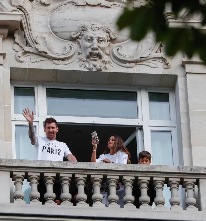 Fotos | Las imágenes de Leo Messi saludando a los aficionados en su hotel
