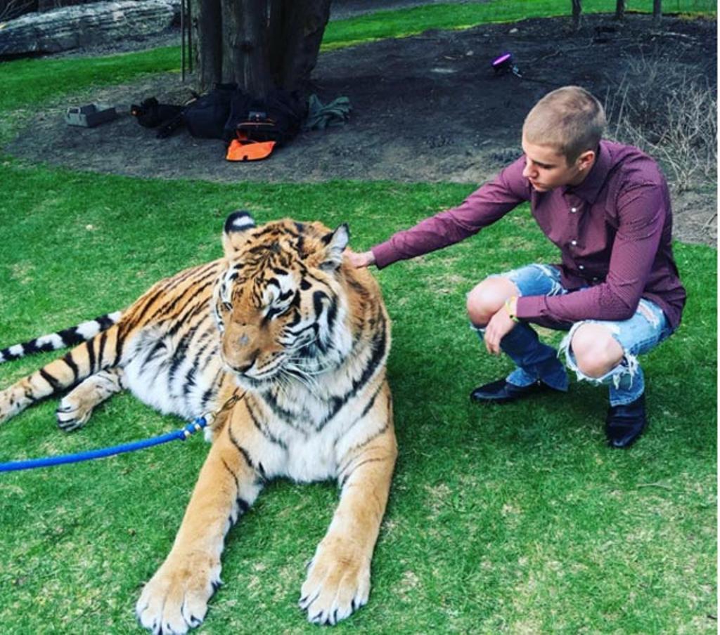 Justin Bieber luce nuevo look en la fiesta de compromiso de su padre ...