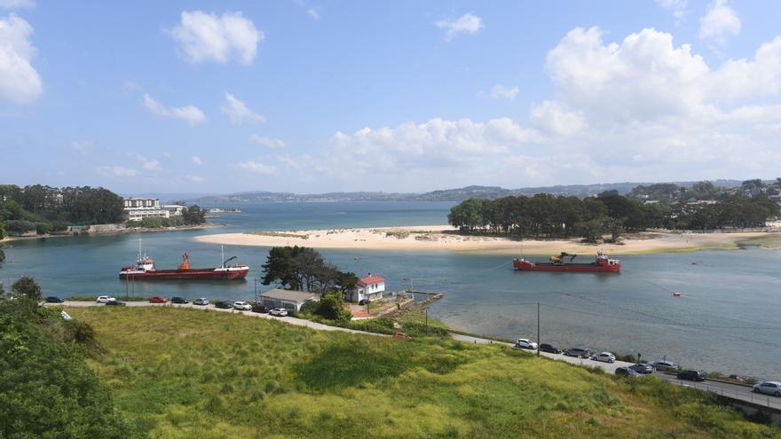 Labores de dragado de la ría de O Burgo