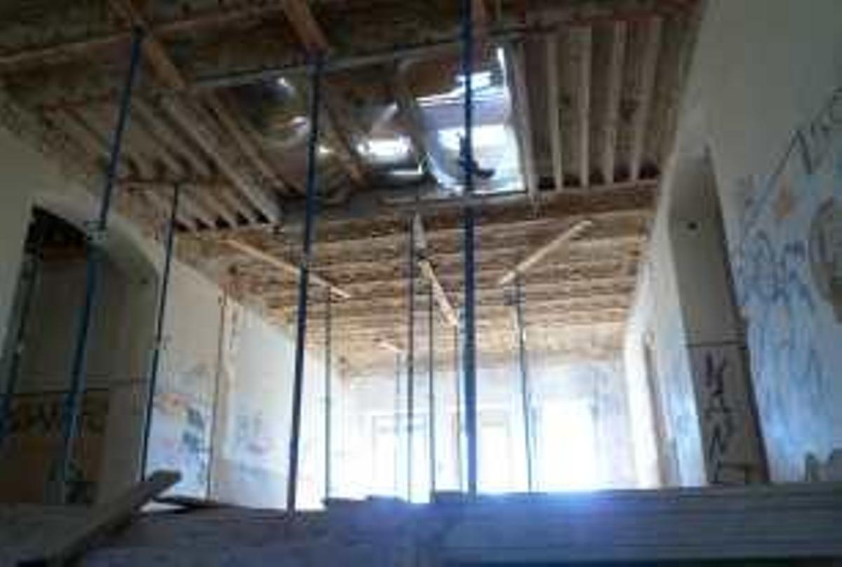 Peligro. Techos apuntalados, suelos inestables y estructuras en el aire