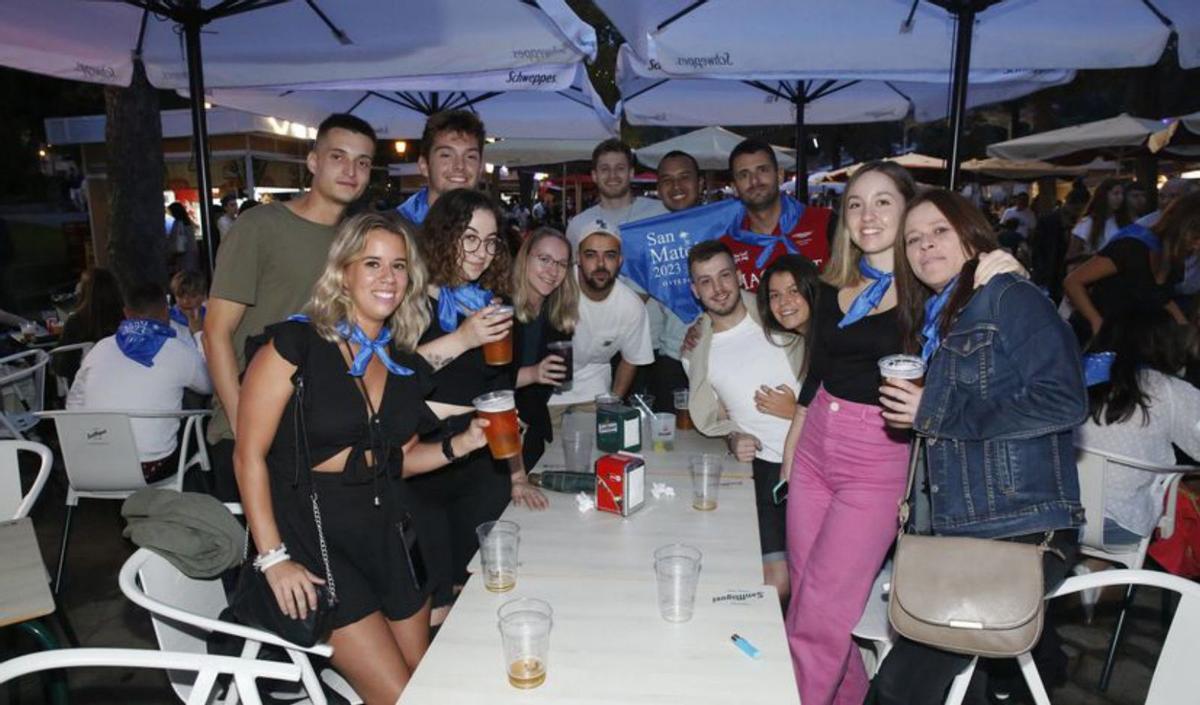 "Las fiestas prometen", dicen los ovetenses desde las casetas llenas ...