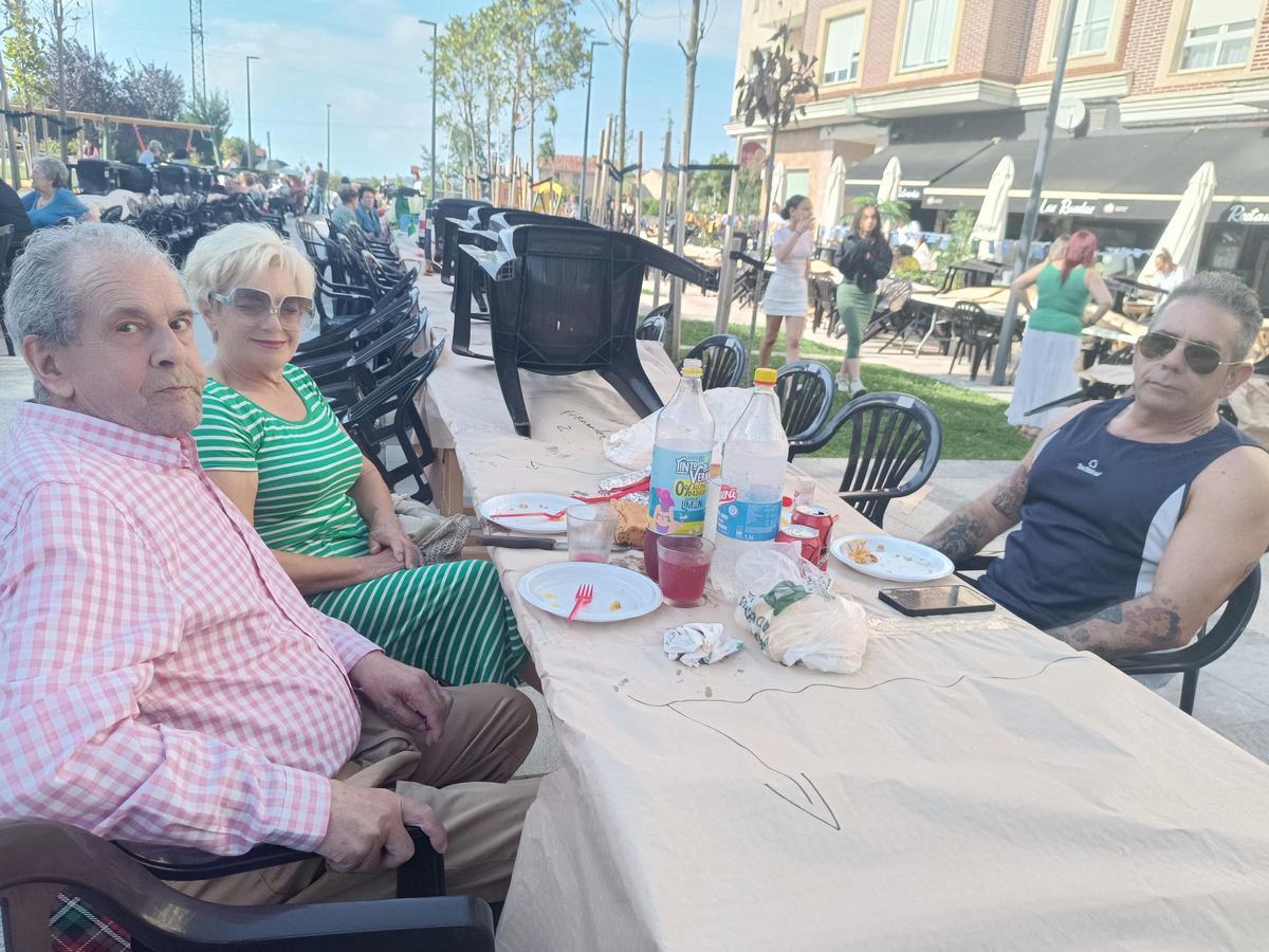 Así fue la primera comida en la calle de El Berrón