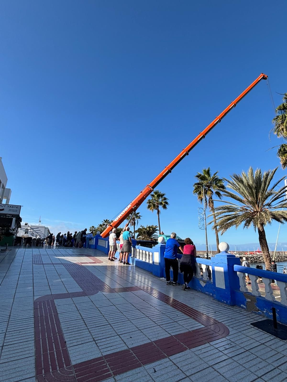 FOTOGALERÍA| Sacan un catamarán encallado en la playa de las marañuelas ...