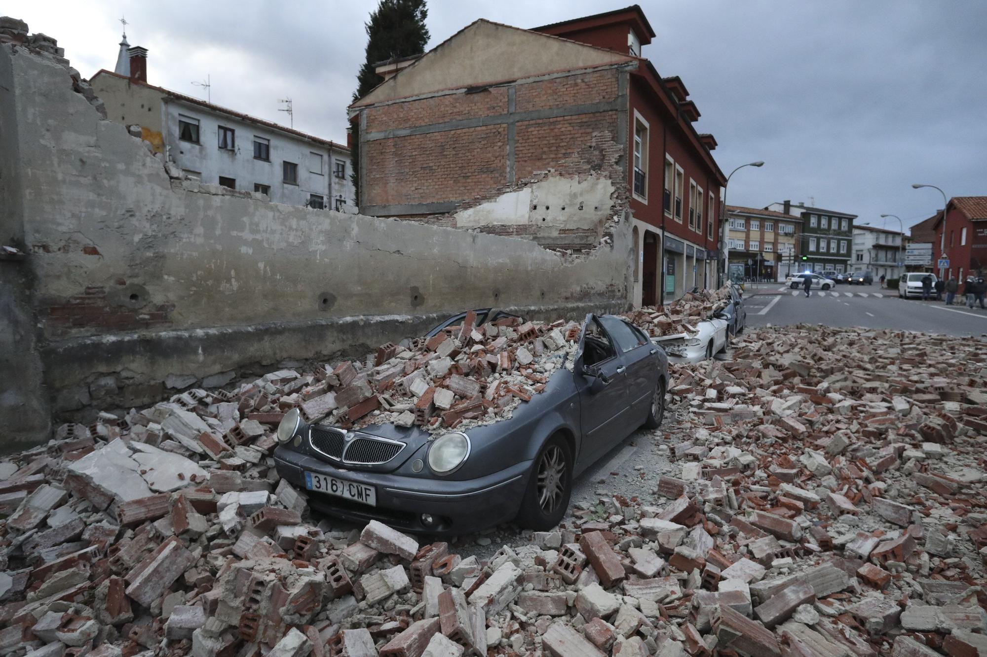Las imágenes del derrumbe del cine Miranda en Avilés