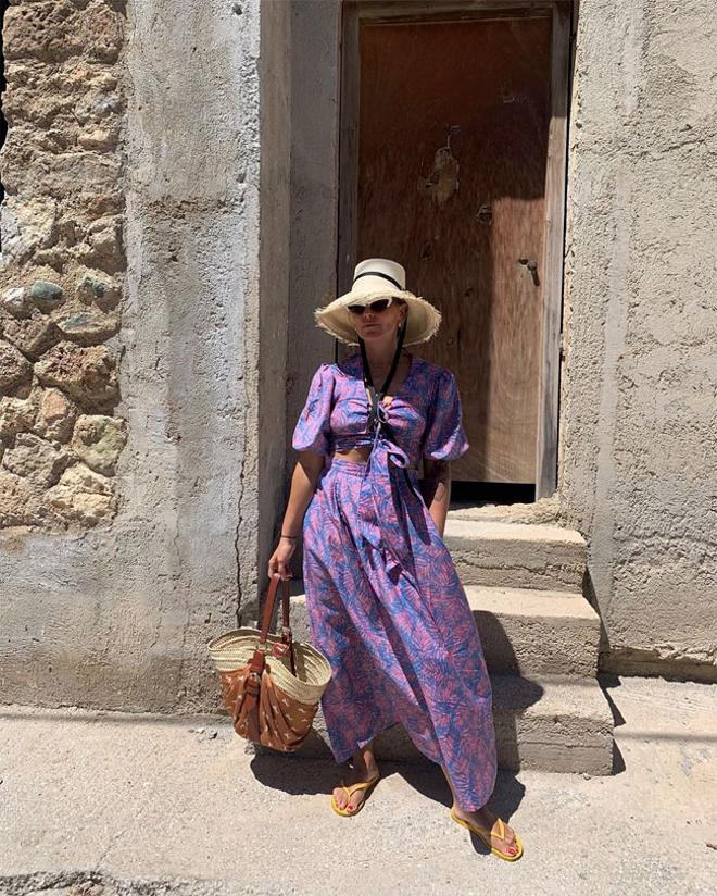 Los looks de Janka Polliani para combinar las chanclas de piscina con ...