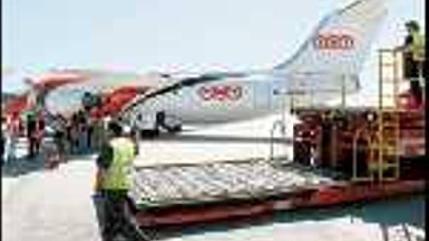 El primer vuelo de TNT en Vigo carga 1.500 kilos de piezas de automoción