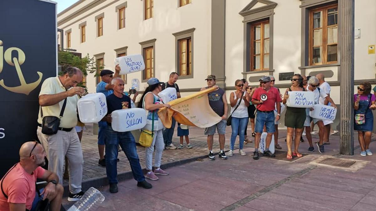 Medio centenar de personas protestan ante el Cabildo por los continuos ...
