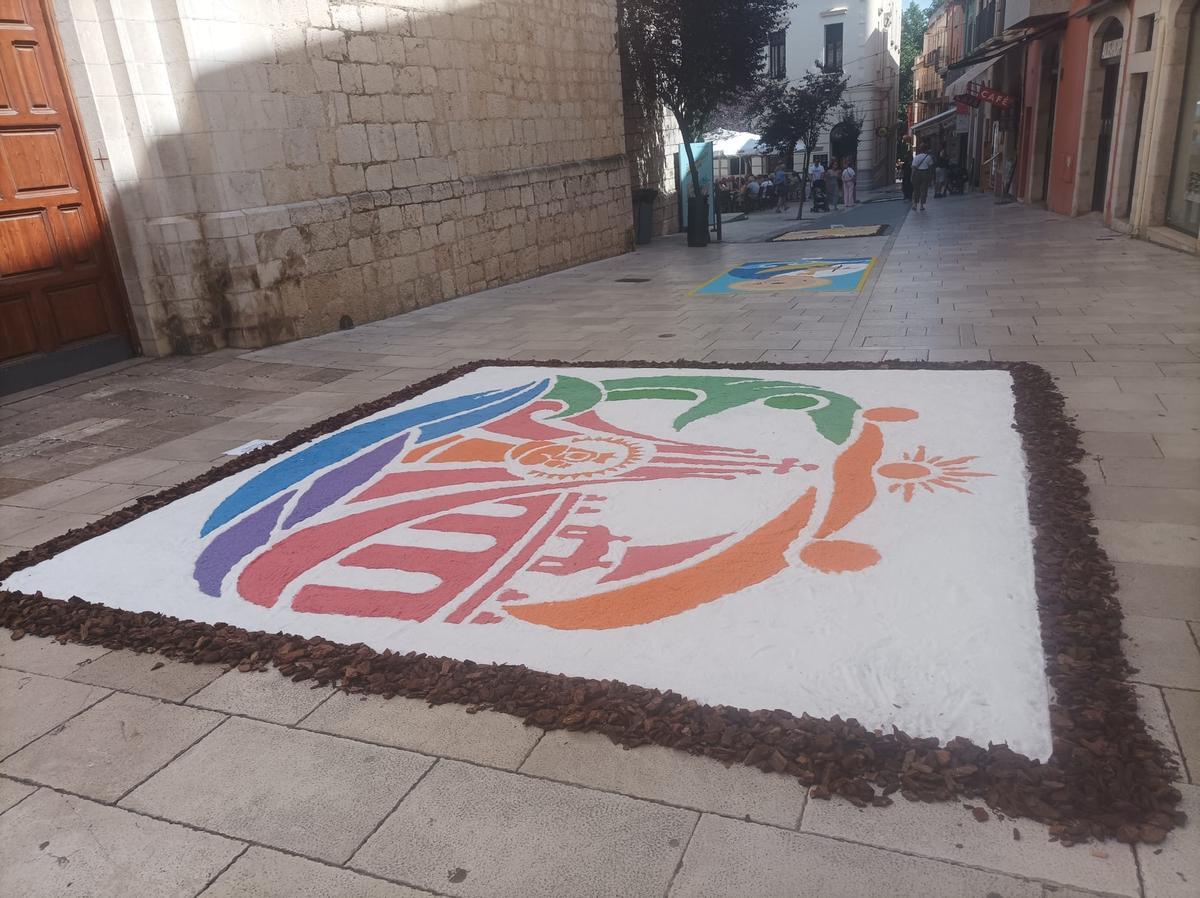 Les catifes de Corpus omplen de color l'entorn de Sant Pere de Figueres